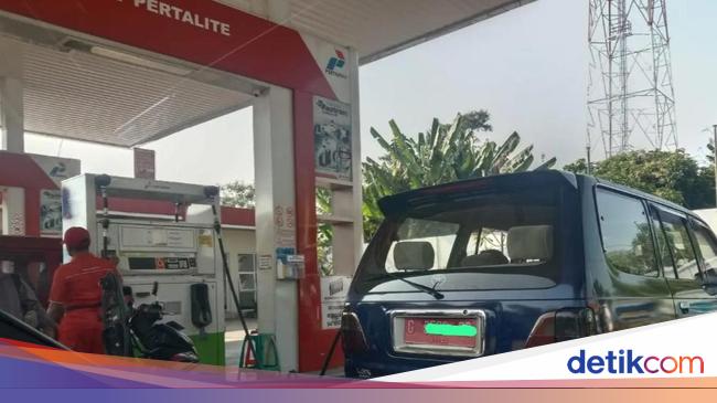 Viral Mobil Pelat Merah 'Terciduk' Isi Pertalite di SPBU Batang