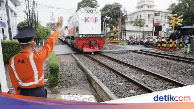 Mengenal Profesi Penjaga Jalan Lintasan Kereta Api