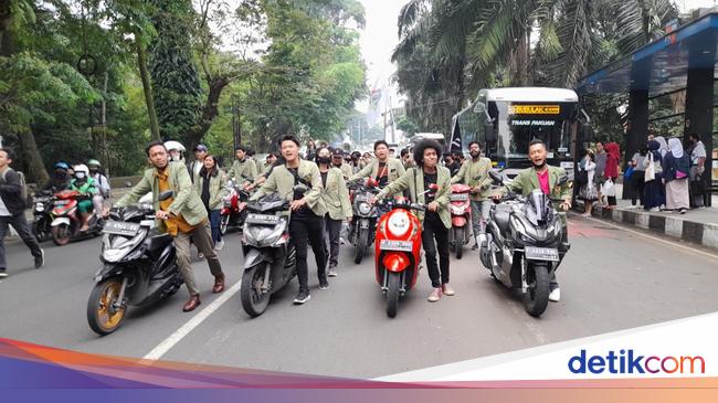 Protes BBM Naik, Mahasiswa Dorong Motor dari Tugu Kujang ke Istana Bogor