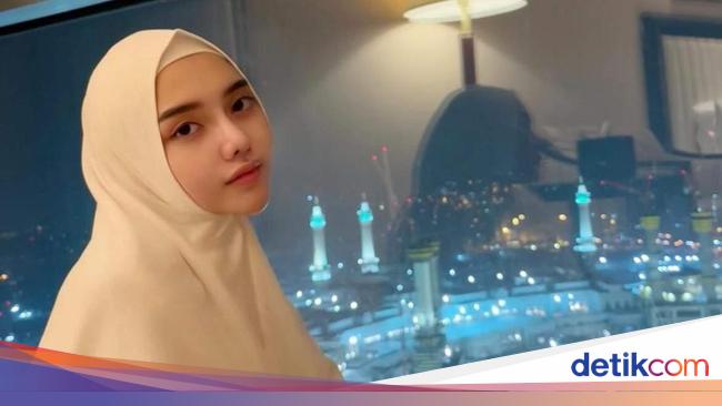 Pesona Anggy Novia Berhijab Saat Umrah Bikin 2 Pria Arab Kepincut Melamar