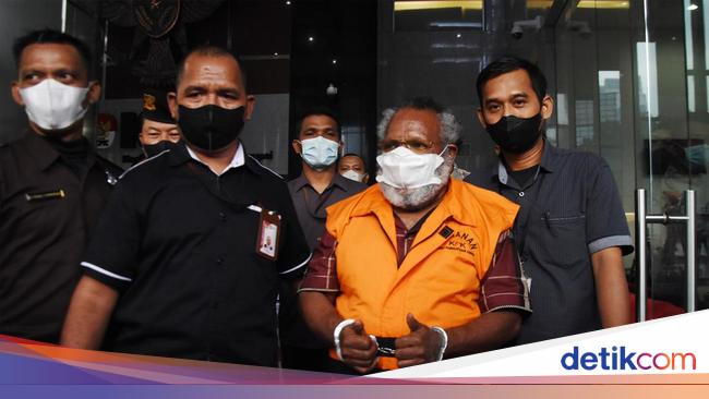 Pertimbangan Hakim Vonis Lepas Bupati Mimika di Kasus Korupsi Gereja Pertimbangan Hakim Vonis Lepas Bupati Mimika di Kasus Korupsi Gereja
