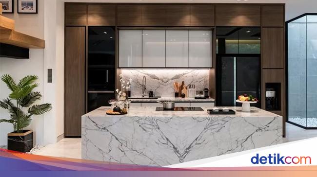 10 Potret Dapur Titi Kamal yang Dilengkapi Kitchen Island Mewah