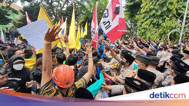 Paksa Masuk DPRD Kediri, Mahasiswa dan Polisi Saling Dorong saat Demo BBM