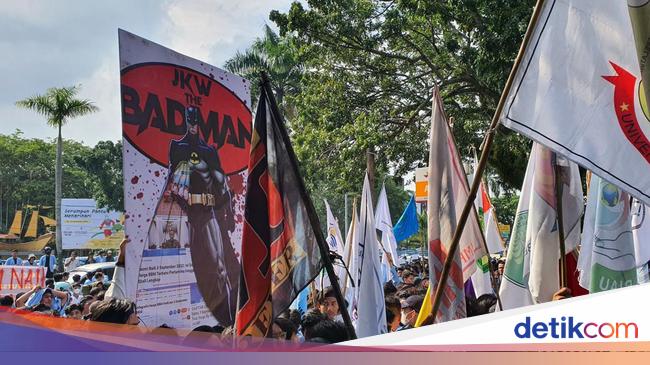 Tolak Harga BBM Naik, Mahasiswa Unri Demo Bawa Poster JKW THE BADMAN