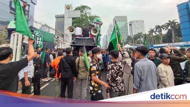 Demo di Patung Kuda Bubar, Massa Kini Orasi di Depan Kementerian ESDM Demo di Patung Kuda Bubar, Massa Kini Orasi di Depan Kementerian ESDM