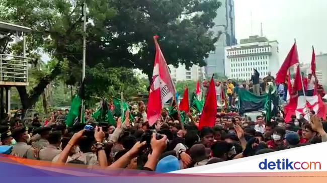 Mahasiswa Kembali Dorong Barikade Polisi, Ngotot Menuju Istana Merdeka