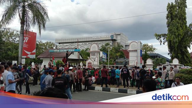 Demo Kenaikan Harga BBM di DPRD NTB, 3 Mahasiswa Sempat Diamankan