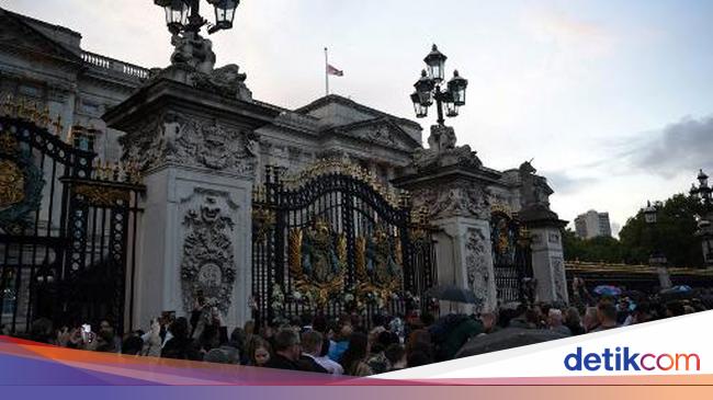 Ratu Elizabeth II Meninggal, Warga Padati Istana Buckingham-Sampaikan Duka