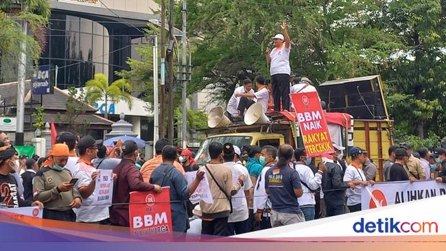 Massa PKS Solo Demo Tolak Harga BBM Naik: Efeknya Luar Biasa!