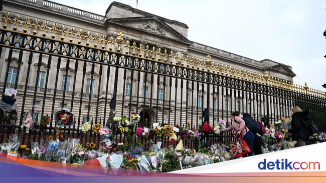 Melepas Ratu Elizabeth II, Bunga Duka Cita Penuhi Istana Buckingham