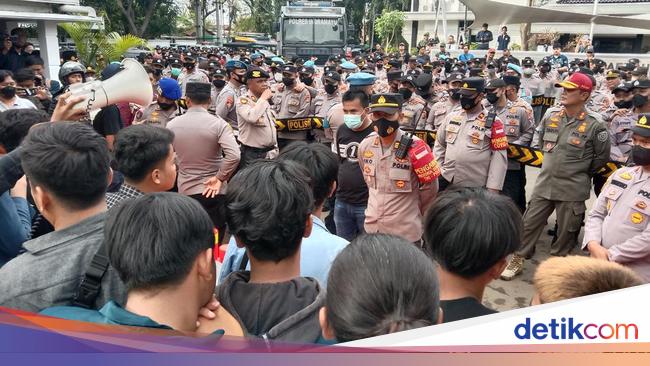 Demo BBM Naik, Mahasiswa Indramayu Jebol Pagar Kantor DPRD