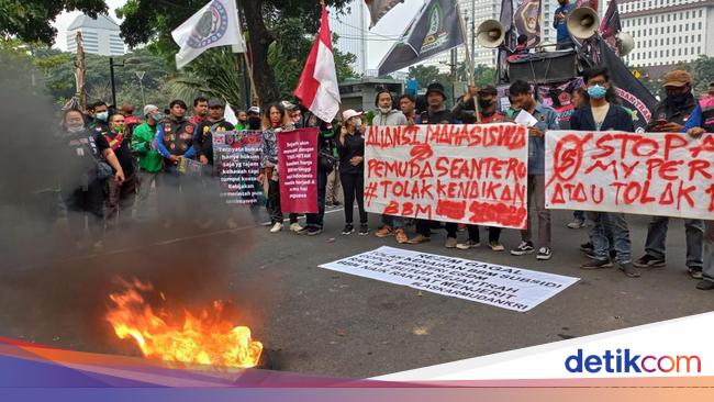 Massa Demo Tolak Kenaikan Harga BBM Bakar Ban di Patung Kuda Massa Demo Tolak Kenaikan Harga BBM Bakar Ban di Patung Kuda