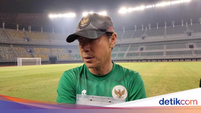 Shin Tae-yong Puji Rumput GBT dan Sebut Surabaya Lebih Panas dari Jakarta