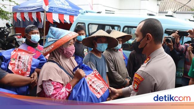 Polisi Bagi Sembako ke Ojol-Nelayan Muara Angke yang Terdampak BBM Naik