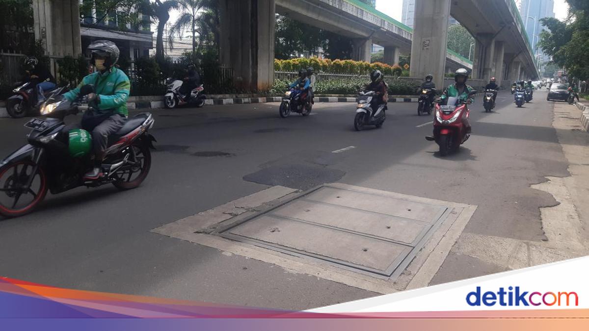 Tambalan Lubang Jalan Tendean Jaksel Sedikit Ambles