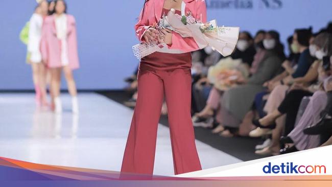 Intip Gaya Selebgram Seksi, Amelia NS Saat Racik Kopi