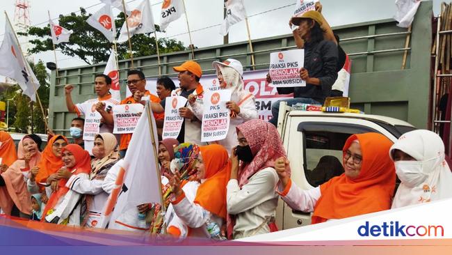 Emak-emak PKS di Makassar Demo Tolak Kenaikan Harga BBM Emak-emak PKS di Makassar Demo Tolak Kenaikan Harga BBM