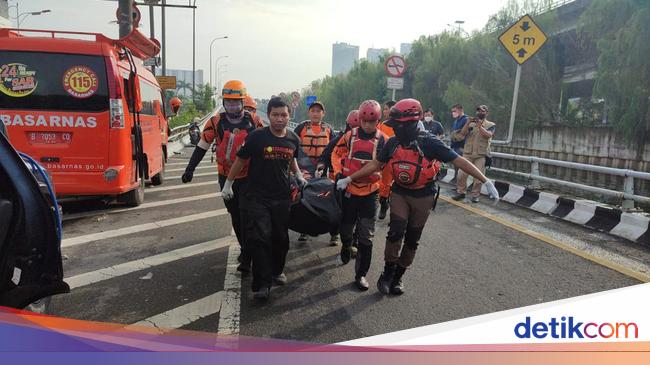Ngeri Tabrakan di Tol Jelambar Bikin Korban Tewas Terlempar ke Kali Ngeri Tabrakan di Tol Jelambar Bikin Korban Tewas Terlempar ke Kali
