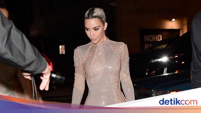 7 Gaya Kim Kardashian Curi Atensi, Pakai Gaun Transparan Tonjolkan ...