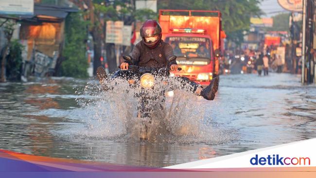 Catat! Ini Batas Aman Sepeda Motor Melewati Banjir