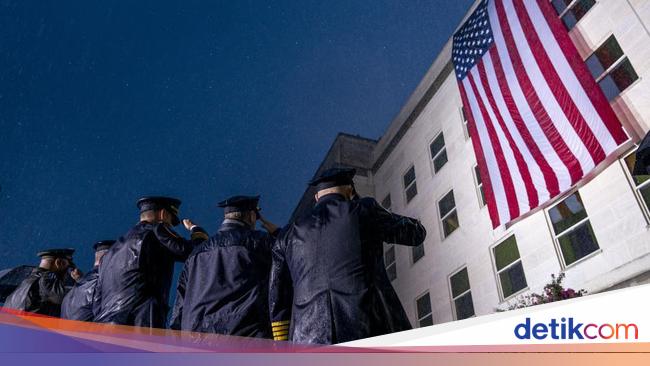 AS Peringati 21 Tahun Insiden 9/11, Warga Hening Dekat Menara WTC AS Peringati 21 Tahun Insiden 9/11, Warga Hening Dekat Menara WTC