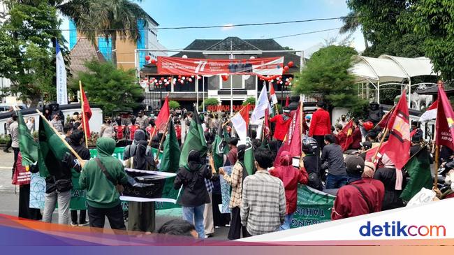 Massa Mahasiswa di Salatiga Juga Turun ke Jalan Demo Tolak Harga BBM Naik