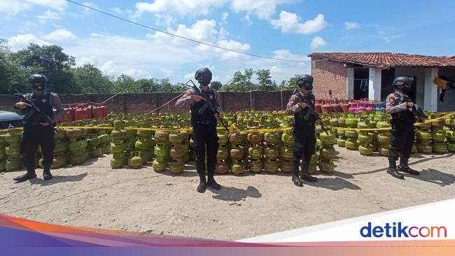 Pengoplos Gas Subsidi Cirebon Digerebek, Cuannya Rp148 Juta per Bulan Pengoplos Gas Subsidi Cirebon Digerebek, Cuannya Rp148 Juta per Bulan