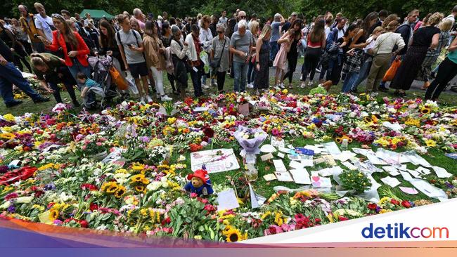 Lautan Bunga Duka Cita untuk Ratu Terhampar di Green Park London