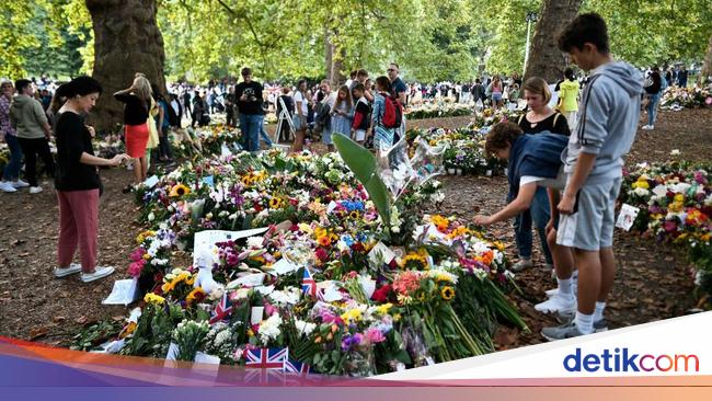 Tumpukan Karangan Bunga Setelah Ratu Elizabeth II Selesai Dimakamkan