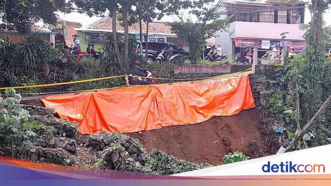 Turap Setinggi 6 Meter di Jalan Raya Cilebut Bogor Longsor Imbas Hujan Deras