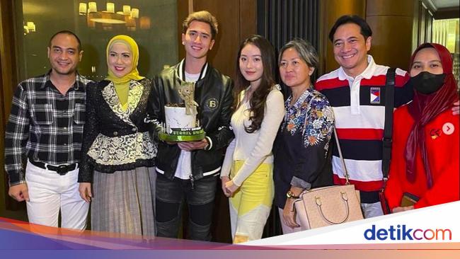 Verrell Bramasta Ultah dan Fakta Isu Balikan dengan Natasha Wilona Verrell Bramasta Ultah dan Fakta Isu Balikan dengan Natasha Wilona