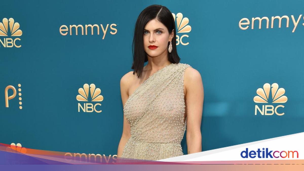 Alasan Alexandra Daddario Gugat Cerai Andrew Form Usai 3 Tahun Menikah