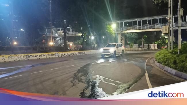 Massa Demo Kenaikan BBM Bubar, Jalan Merdeka Barat Kembali Dibuka