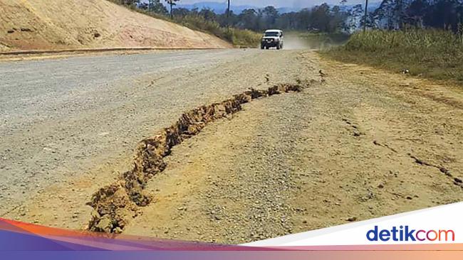 Penampakan Jalan Retak Akibat Gempa M 7,5 di Papua Nugini