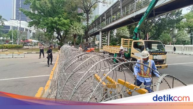 Polisi Siapkan Penghalang Berlapis Sekat Massa Demo BBM di Patung Kuda