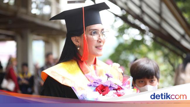 8 Potret Rieke 'Oneng' Diah Pitaloka Wisuda Doktor di UI, Predikat Cum ...