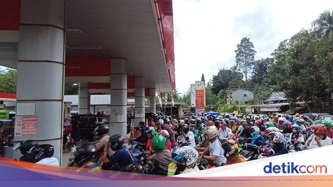 Antrean Kendaraan Isi BBM di Enrekang Membeludak, Lalin Menuju Toraja Macet