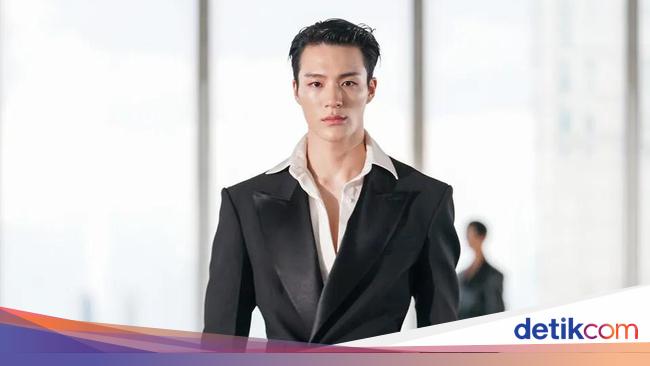 8 Foto Ganteng Jeno NCT Jadi Model Runway, Debut di New York Fashion Week