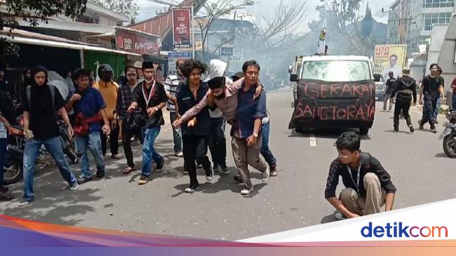Ikut Demo Sengketa Lahan, Siswa SMA di Torut Pingsan Kena Gas Air Mata
