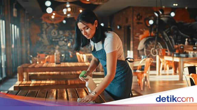 Jadi Pelayan Restoran, Dimaki hingga Diberi Tip Besar oleh Pelanggan