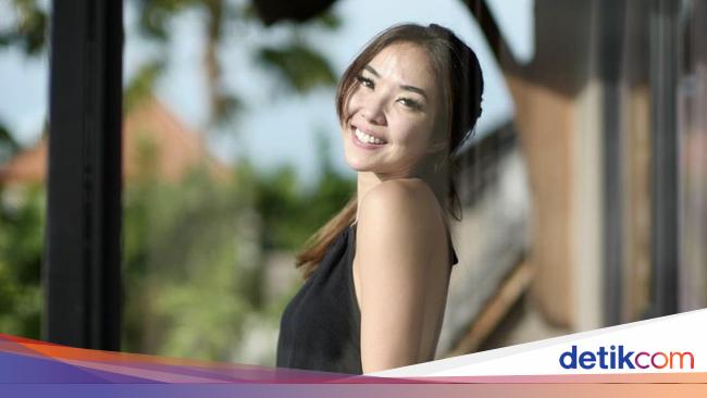 10 Potret Gisella Anastasia Saat Cicip Durian dan Makan Nasi Bungkus