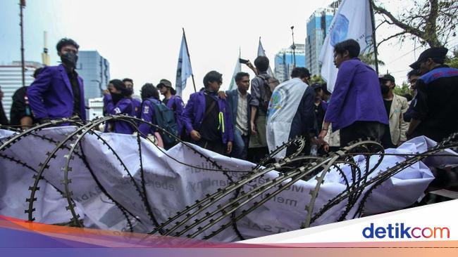 Demo Mahasiswa Tolak Kenaikan Harga BBM di Patung Kuda