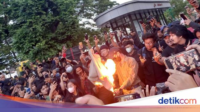 Saat Aksi Bakar Jas Almamater UGM Warnai Demo BBM di Malioboro