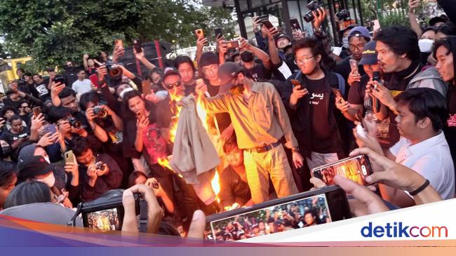 Jas Almamater UGM Dibakar Saat Demo BBM di Malioboro Jogja Kemarin