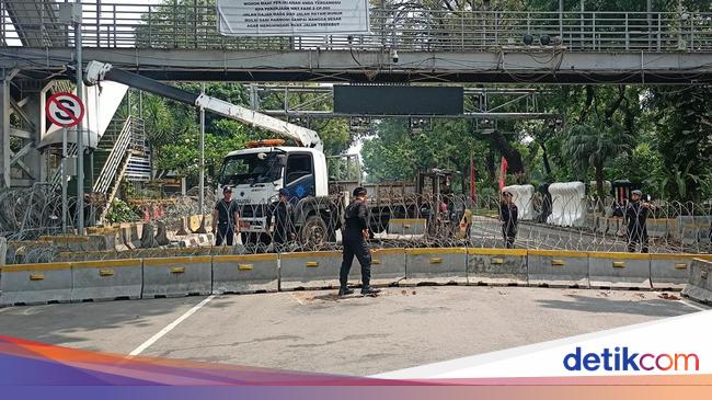 Jelang Demo BBM, Lalin Patung Kuda ke Istana Ditutup Kawat Berduri-Beton