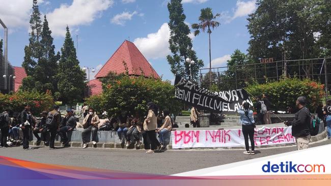 Massa Mahasiswa Demo Kenaikan BBM di Bundaran UGM Massa Mahasiswa Demo Kenaikan BBM di Bundaran UGM