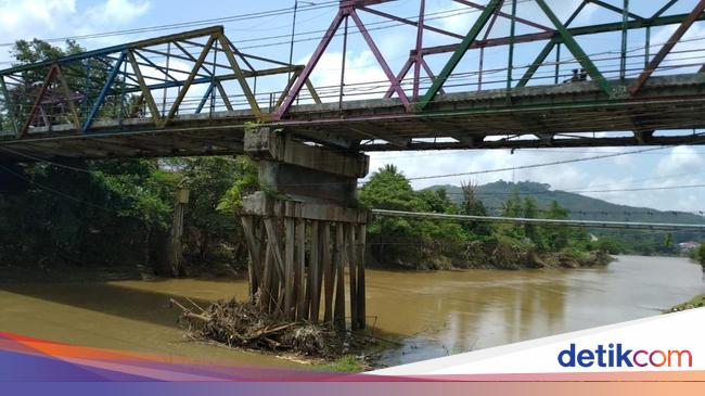 Tiang Penyangga Jembatan Baru di Kota Banjar Patah Tiang Penyangga Jembatan Baru di Kota Banjar Patah