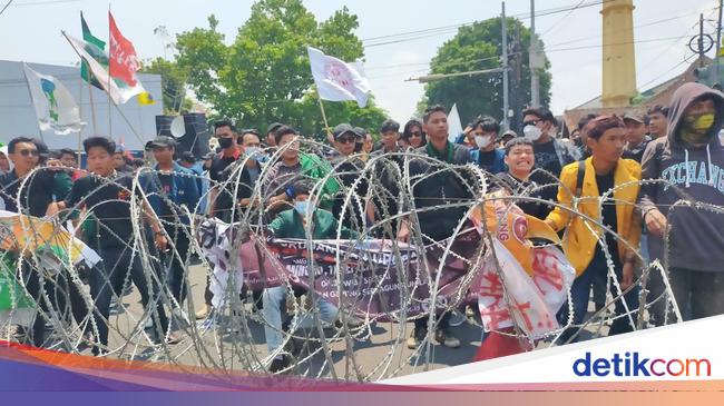Demo Tolak Harga BBM di Lampung Memanas, Mahasiswa Rusak Pagar Duri