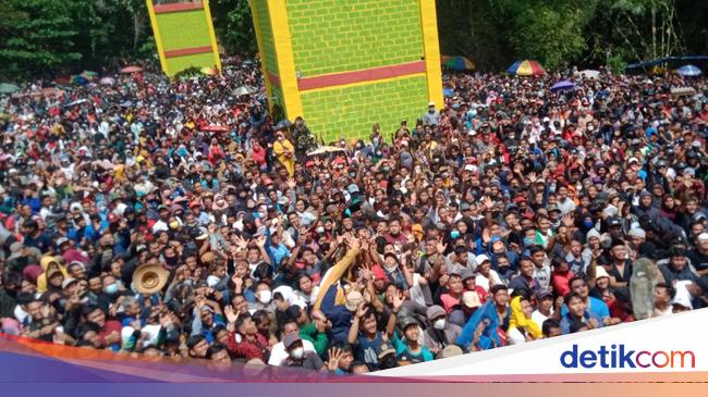 Meriah! Ribuan Orang Hadiri Sebaran 6 Ton Apem Yaqowiyu di Klaten