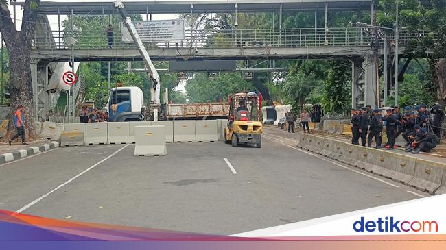 Demo Tolak BBM Naik Berlanjut Hari Ini, Jalan Merdeka Barat Ditutup